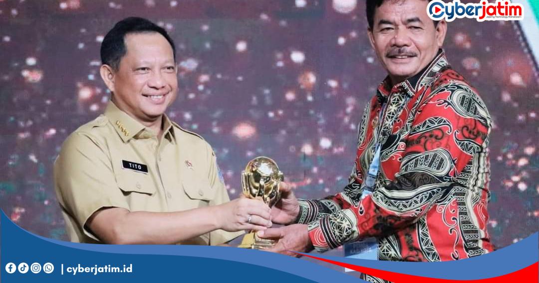 Komitmen Bupati Nias Barat Khenoki Waruwu Terima Penghargaan UHC Award ...
